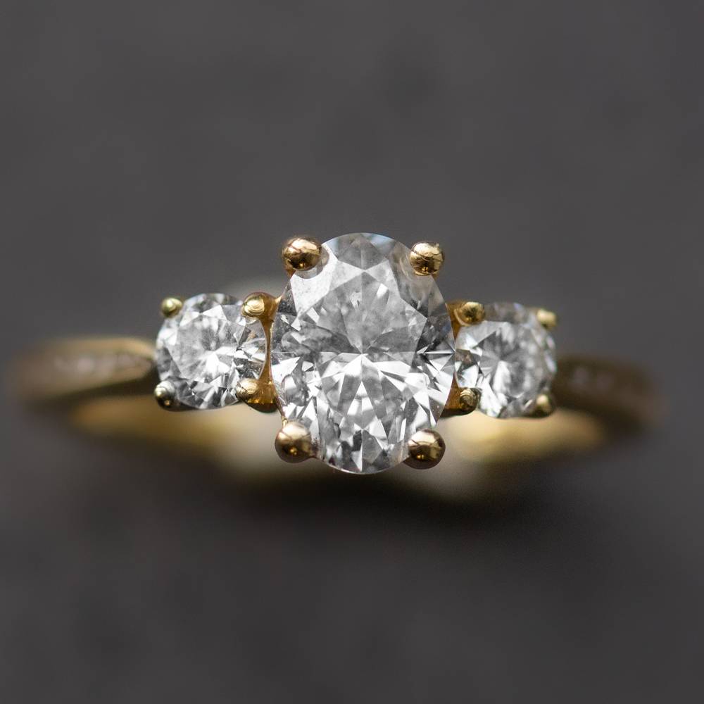 Elegant Oval & Round Diamond Trilogy Ring - Diamond Heaven